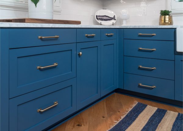 What Color Hardware for Navy Kitchen Cabinets? 10 Ideas