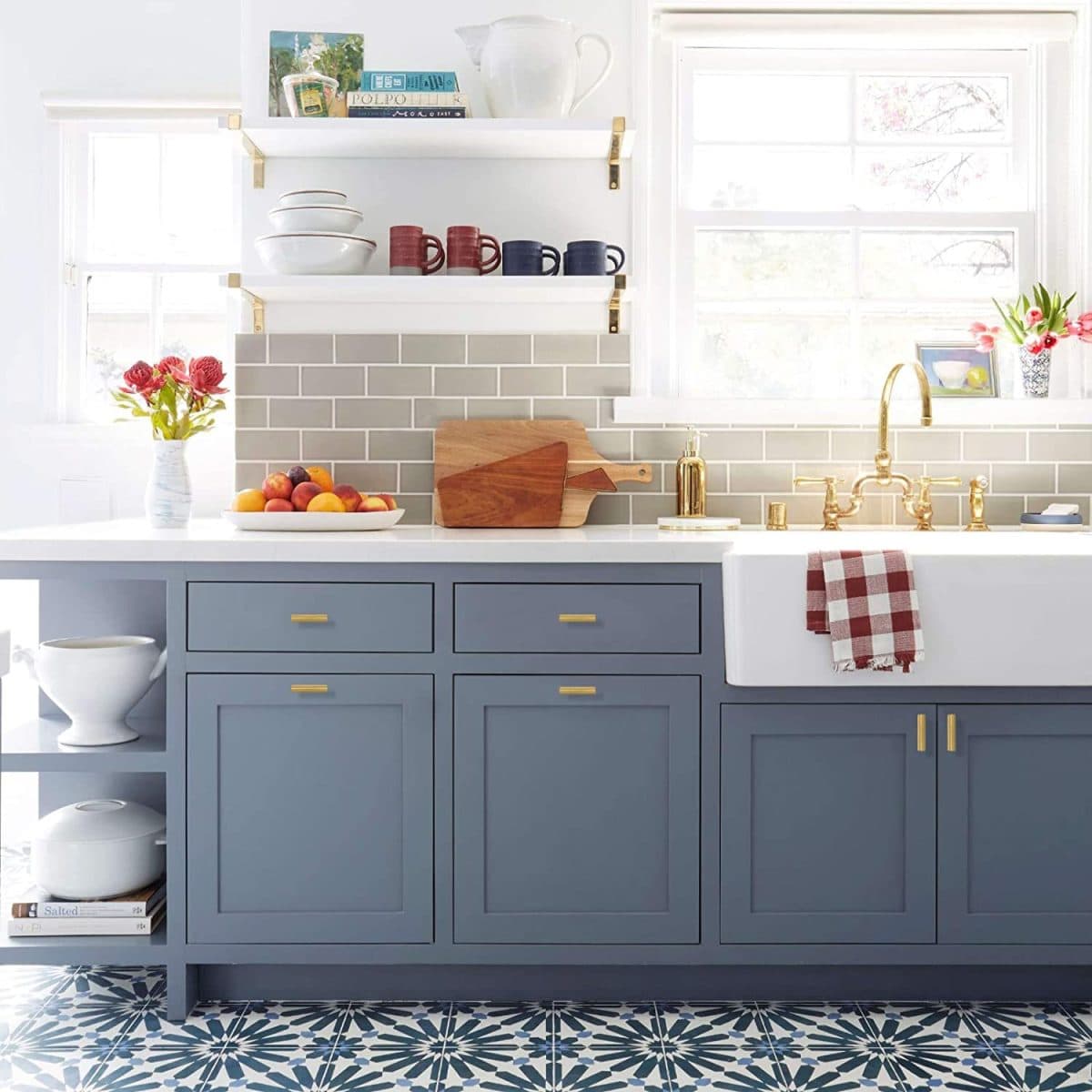 What Color Hardware for Navy Kitchen Cabinets? 10 Ideas