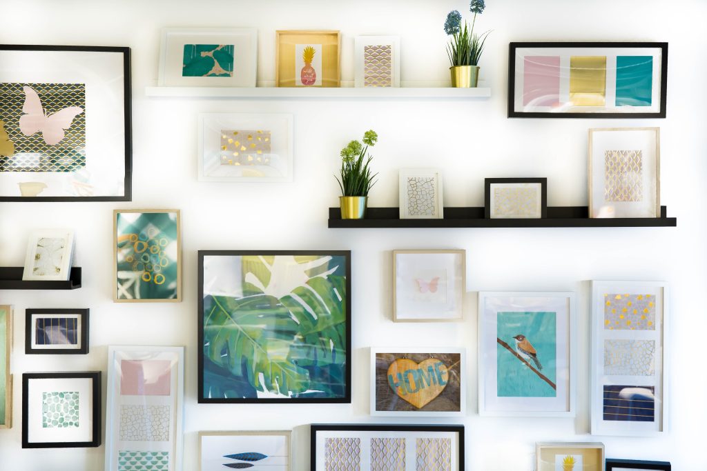 How to Mix and Match Picture Frames