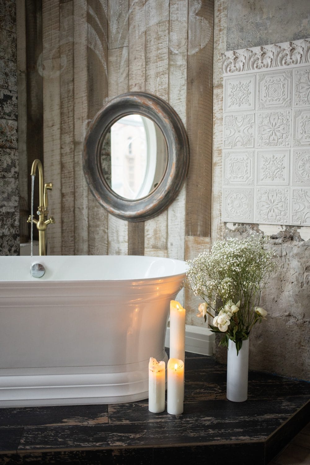 How to Decorate a Tub Surround
