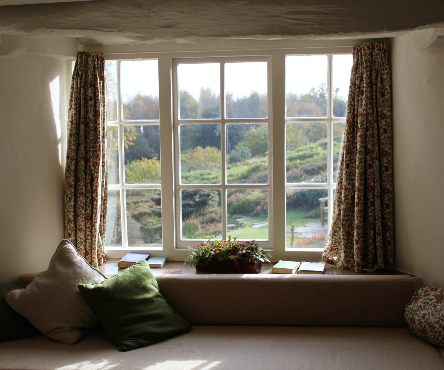 Window Seat Bench Ideas for a Chic Interior Look